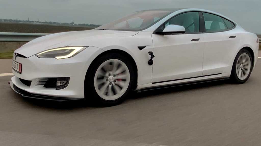 Câți km faci cu o Tesla Model S, în România? - AndyPopescu.ro